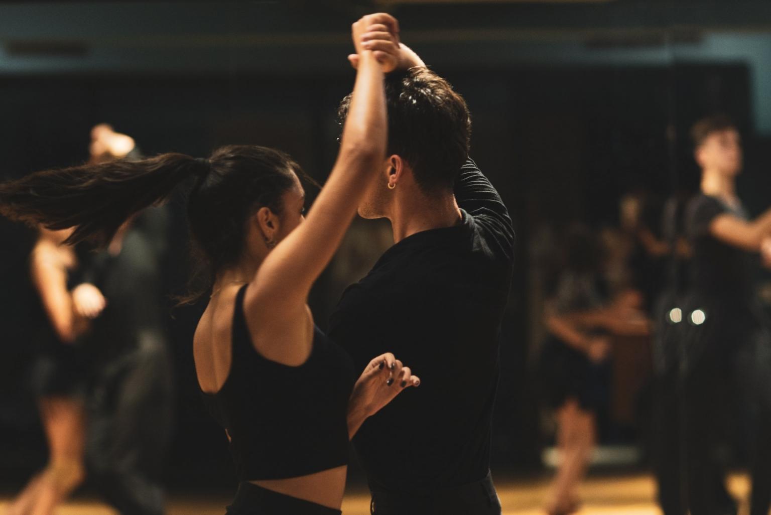 Qual a origem da lambada? Saiba tudo sobre essa dança brasileira!