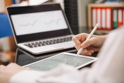 Actuaire métier : études, compétences et perspectives de carrière en 2025