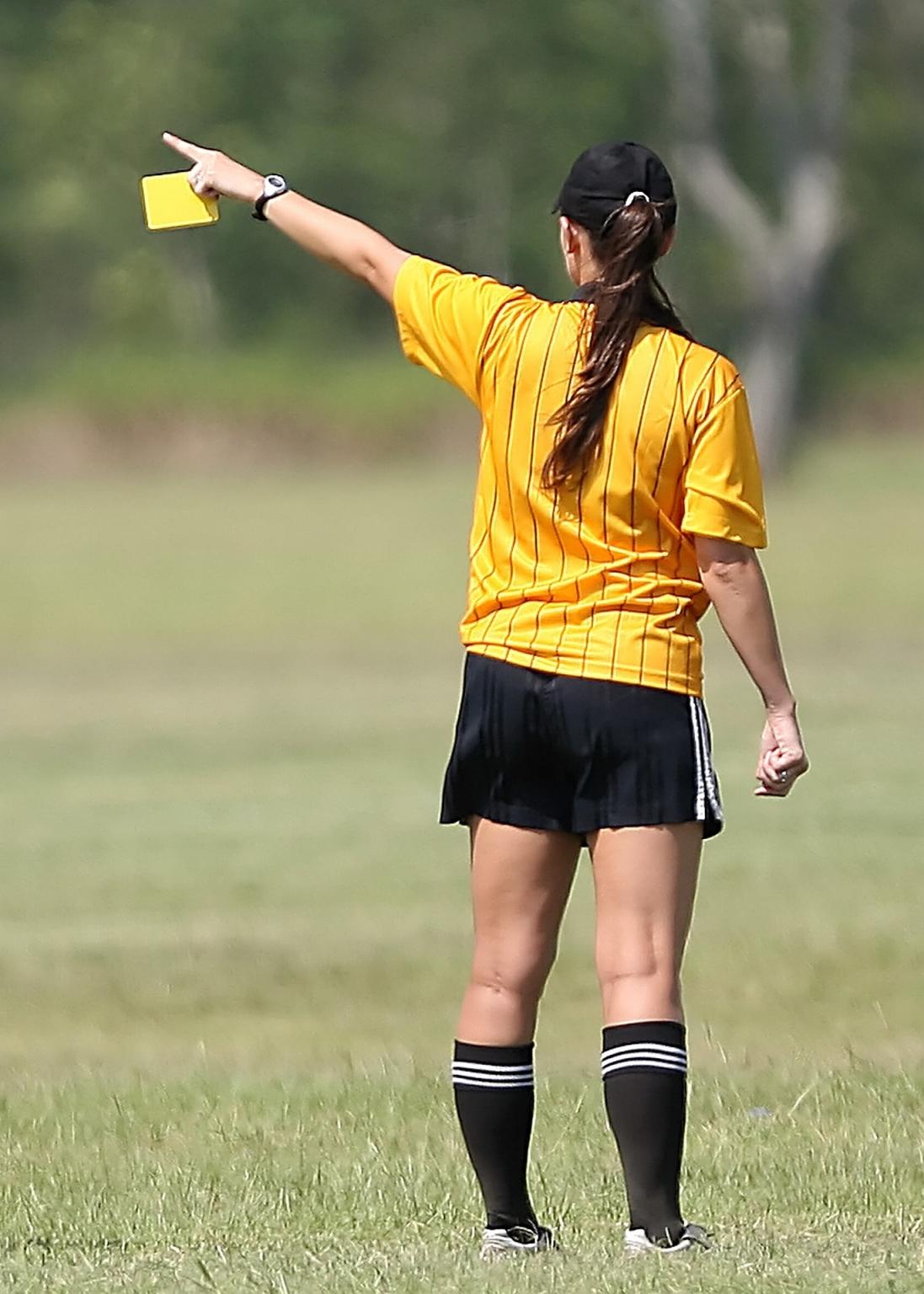 Guide to the Referee's Hand Signals in Football