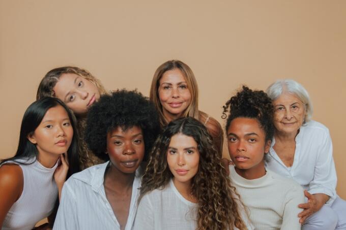 Storia del femminismo: origini, ondate e conquiste del movimento femminista