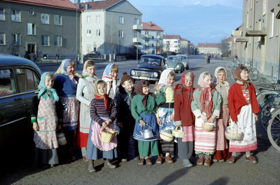 Påsktraditioner i Sverige: Påskkärringar, påskbord och eldar