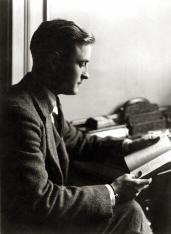The Great Gatsby Summary: Key Themes & Character Insights