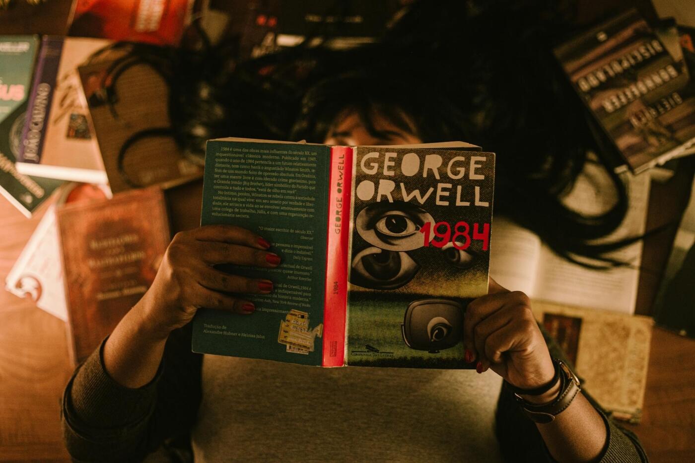 1984 Summary: Comprehensive Guide to Orwell’s Famous Novel